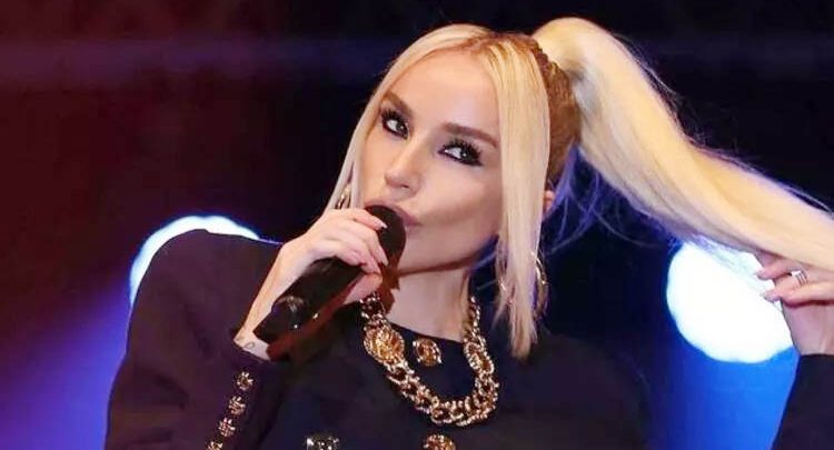 مذہبی نفرت انگیزی پر گرفتار ترک گلوکارہ کو نظر بند کرنے کا حکم – Kaumi ...